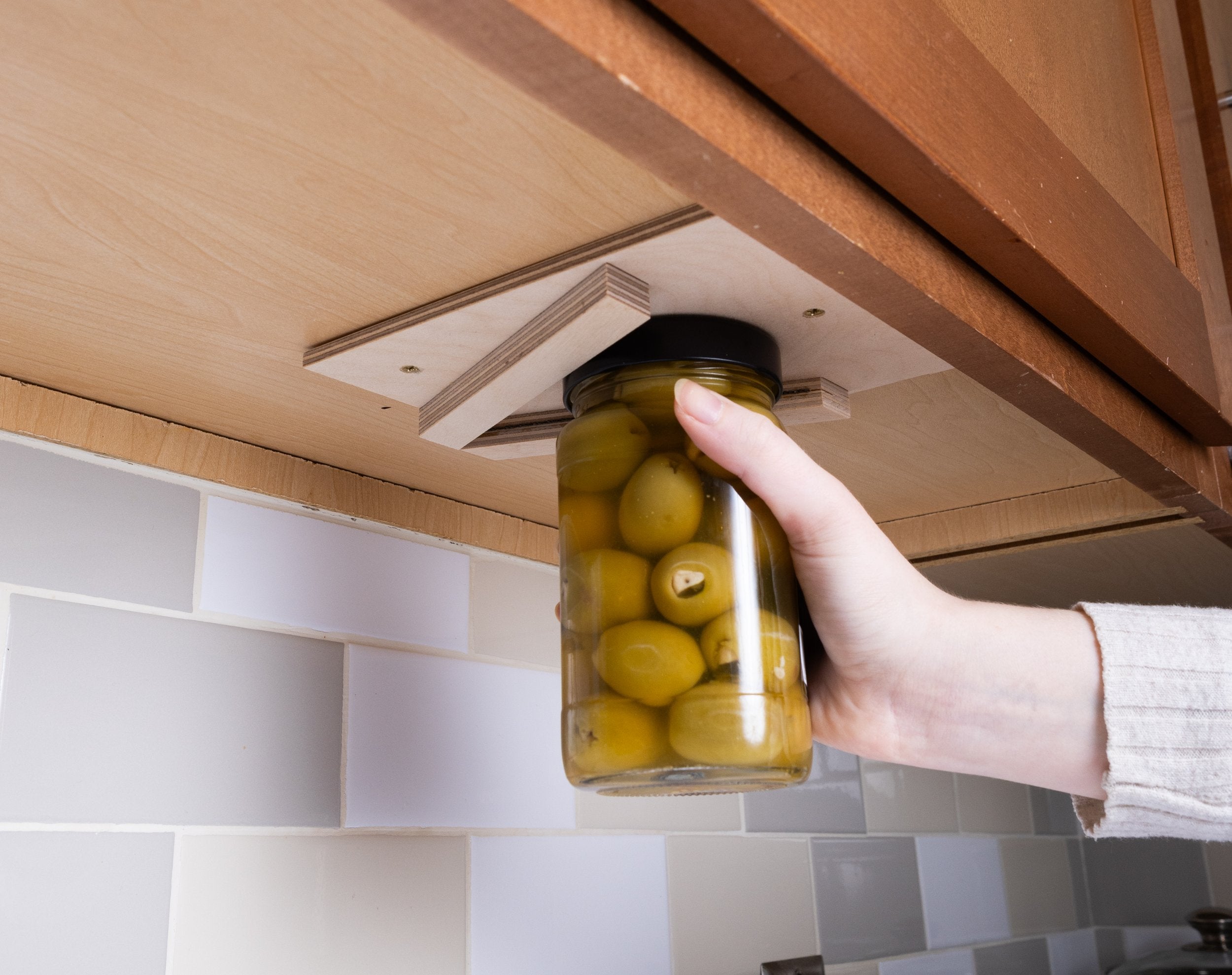 3. Wedge jar lid into "V" and twist – A Jar Opener